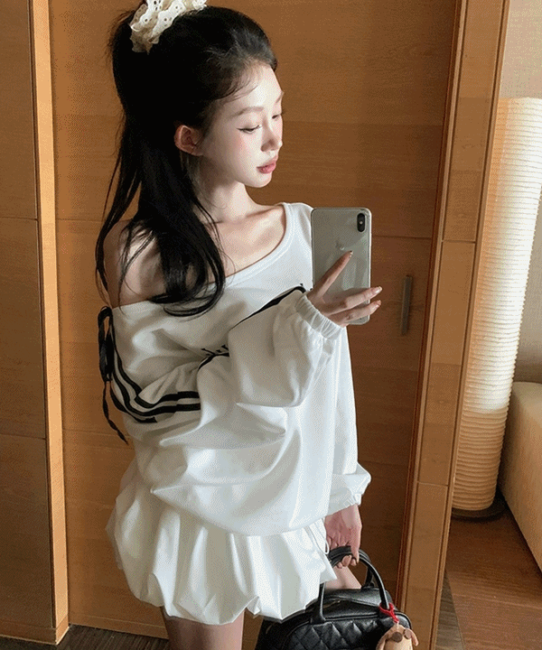 [바배🚚/발레코어/오프숄더]르벨벳 리본 트랙라인 입술넥 루즈핏 펌킨 미니 원피스 - 에이블리