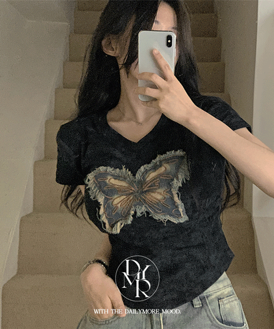 [y2k힙무드/3color] 나염 빈티지 나비 패치 옆셔링 굴림 브이넥 크롭 반팔 티셔츠 - 에이블리