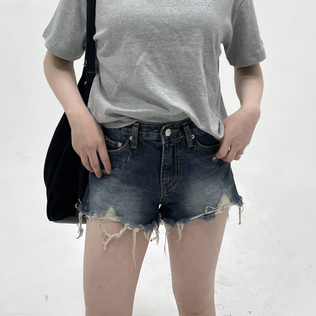 [카리나손민수템/핏진짜예쁨!!/미친색감/페스티벌/3SIZE]빈티지 Y2K 구제 데미지 3부 청 데님 반바지 숏팬츠 데님팬츠 찢청반바지 - 에이블리