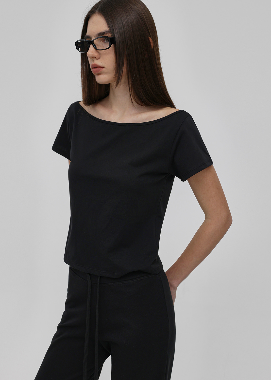 [7천장판매] [B-BASIC] 워셔블 쿨 보트넥 반팔티 (2SIZE) [자체제작 비베이직 상의 크롭 숏 오프숄더 오픈숄더 트임 어깨 데일리 무지 포인트] - 에이블리