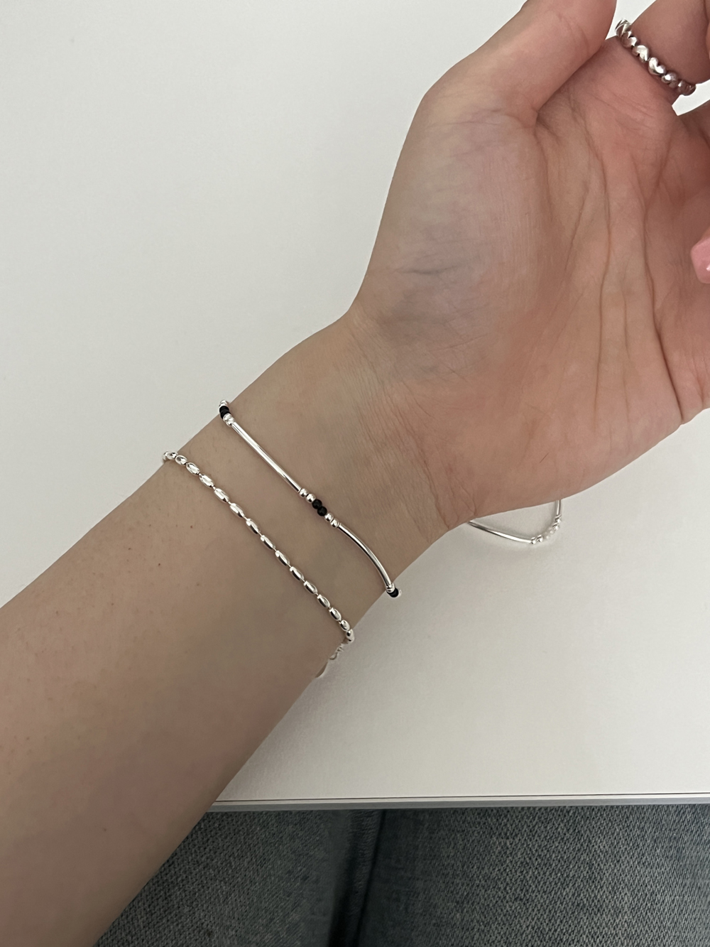 실버925 우레탄 담수진주 비즈 팔찌 2color 레이어드 팔찌 추천 - 에이블리