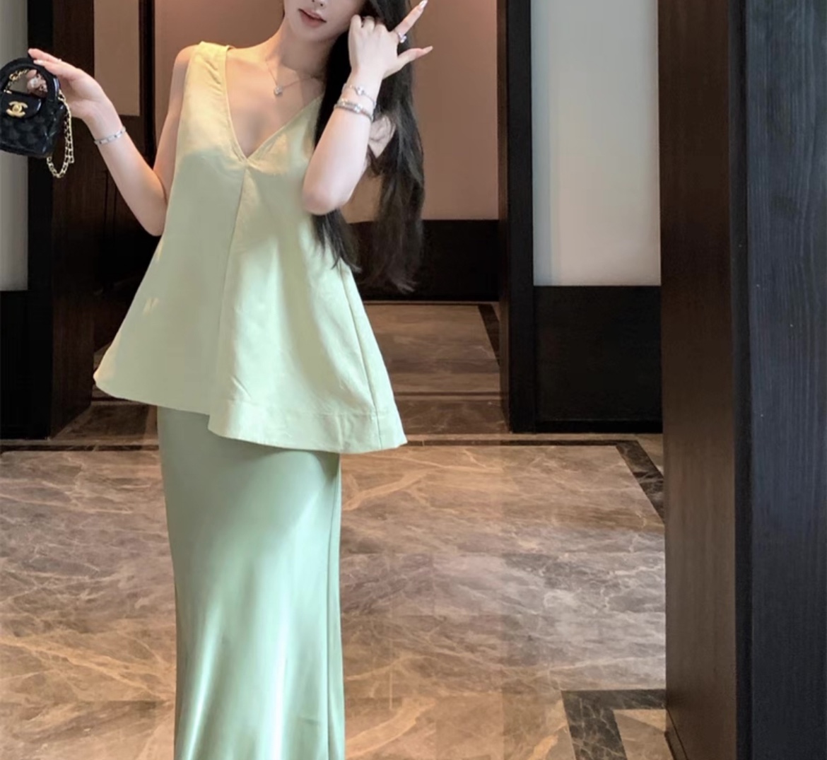 브이넥 민소매 탑 실키 롱 스커트 투피스 세트 브이넥 나시 탑 새틴 롱 스커트 투피스 세트 여름 투피스 섹시 투피스 글램 투피스 고급스러운 데이트룩 데일리룩 휴양지 바캉스룩