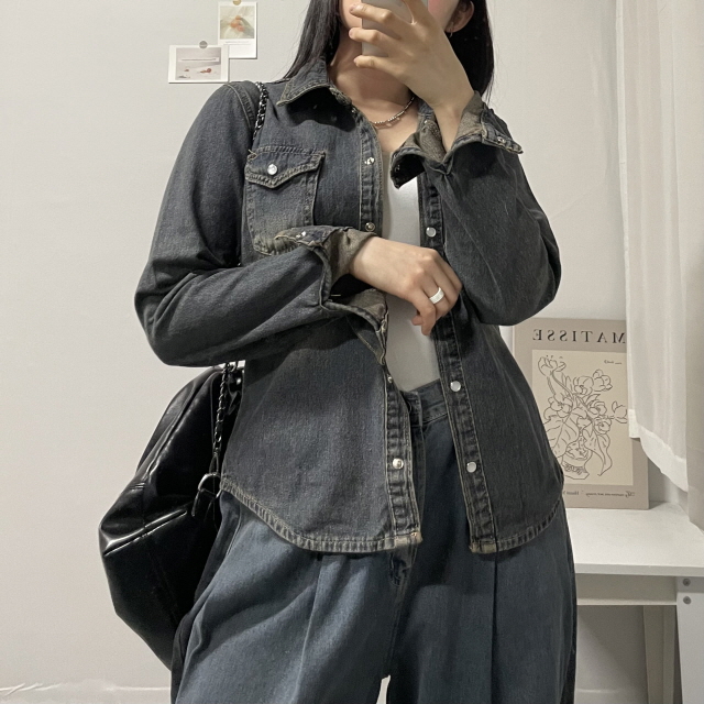 [MD추천/핏보장/고퀄리티/허얇골넓/3SIZE]빈티지 Y2K 긴팔 데님 셔츠 스냅버튼 밑단굴림 기본핏 청 중청 남방 간절기 아우터 - 에이블리